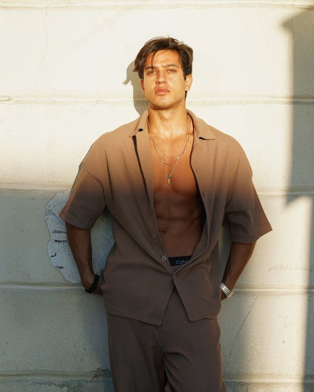 Top 20 Stylish Model Poses for a Successful Photoshoot in 2024