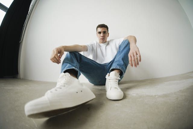 Top 20 Stylish Model Poses for a Successful Photoshoot in 2024